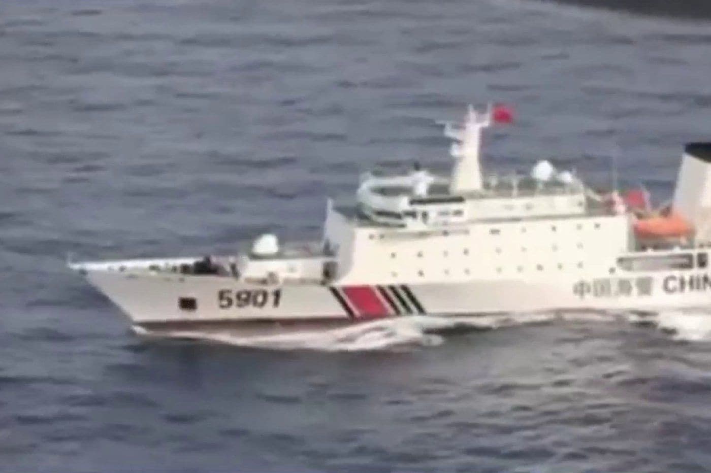 BRP Cabra bantay sarado sa 'monster ship' ng China malapit sa Zambales ...