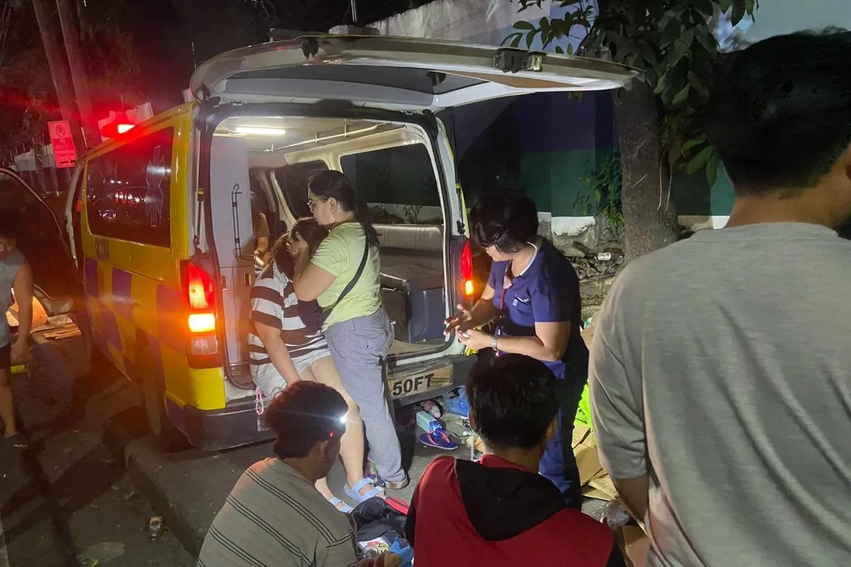 7 sugatan sa salpukan ng ambulansya at jeep sa QC | ABS-CBN News