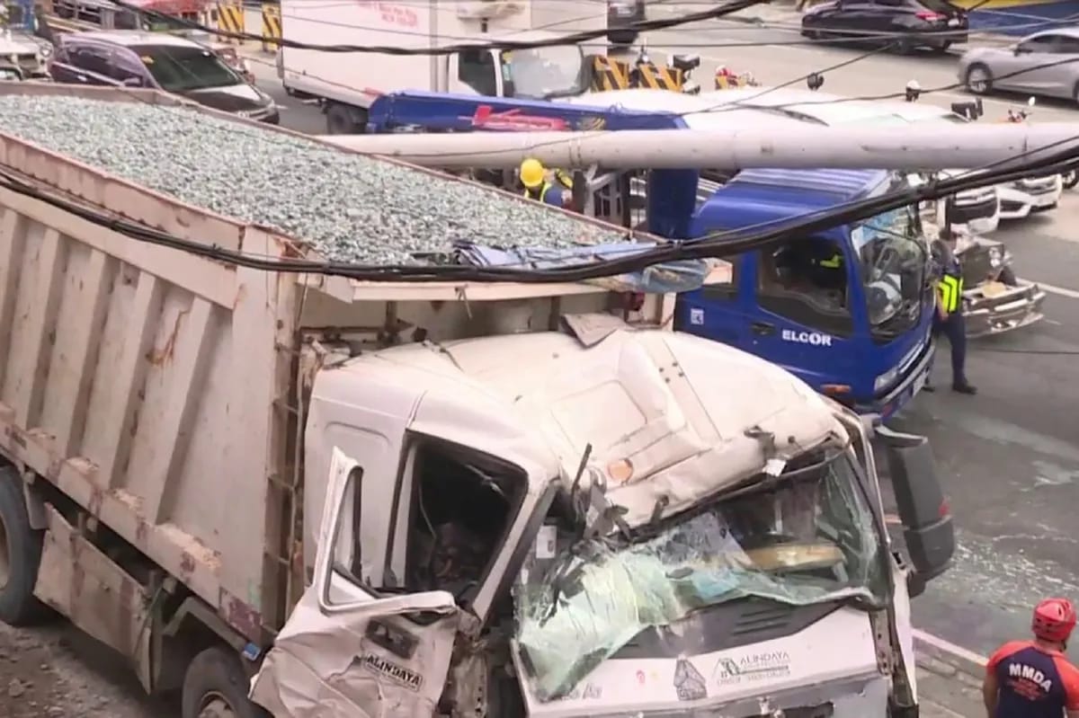 Truck bumangga sa poste, ilang bahay at establisimyento nawalan ng ... Truck bumangga sa poste, ilang bahay at establisimyento nawalan ng ...