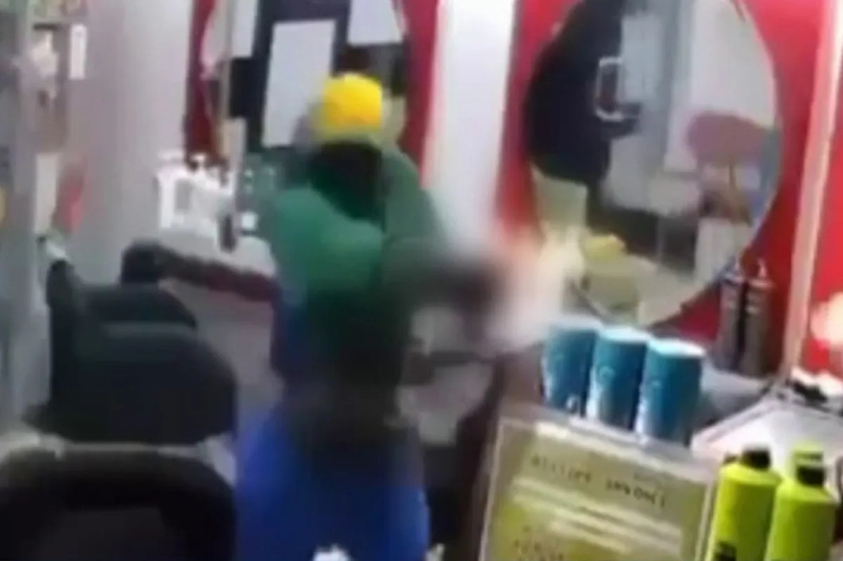 Negosyante sa GenSan pinagbabaril sa loob ng kanyang salon | ABS-CBN News Negosyante sa GenSan pinagbabaril sa loob ng kanyang salon | ABS-CBN News