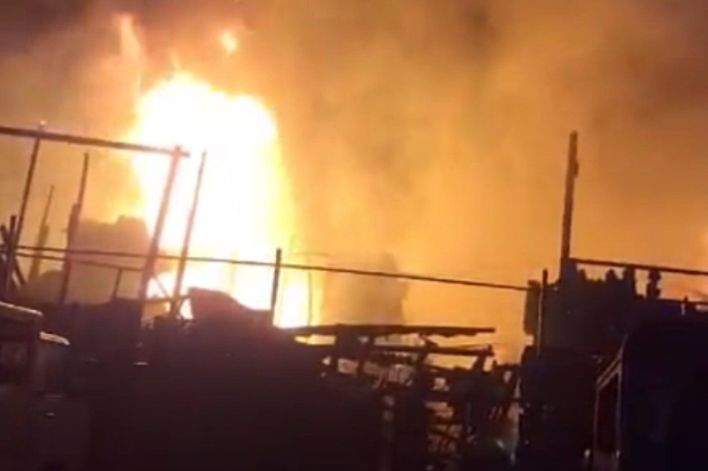 Oil depot fire razes 20 houses in Cebu City | ABS-CBN News
