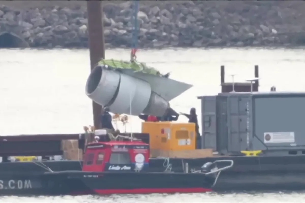 WATCH: Recovery efforts in DC lift plane wreckage out of Potomac River ...