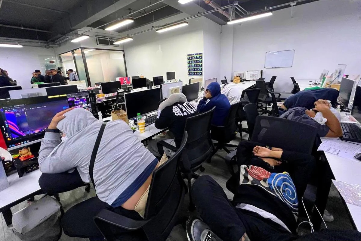 100 Pinoy, 1 Chinese timbog sa 'love scam' na gumagamit ng AI | ABS-CBN News