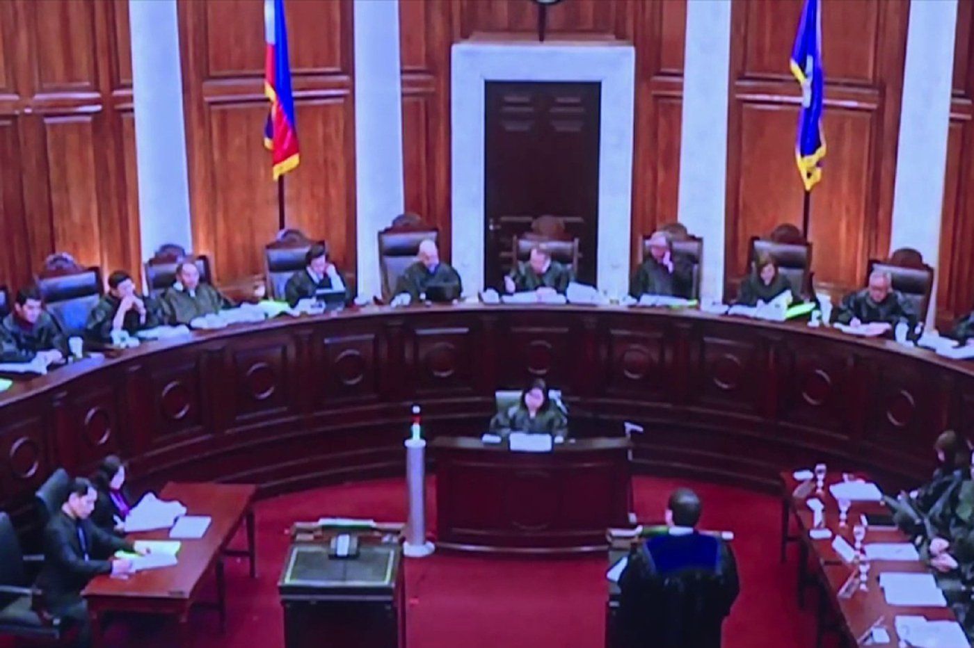 Mga kritiko iginiit sa Korte Suprema na labag sa batas ang PhilHealth ...