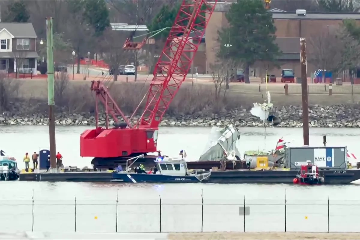 WATCH: Recovery teams pull more aircraft wreckage from Potomac River ...