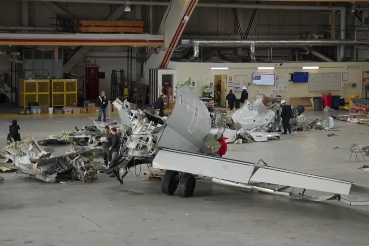 Investigators examine wreckage from DC collision between passenger jet ...