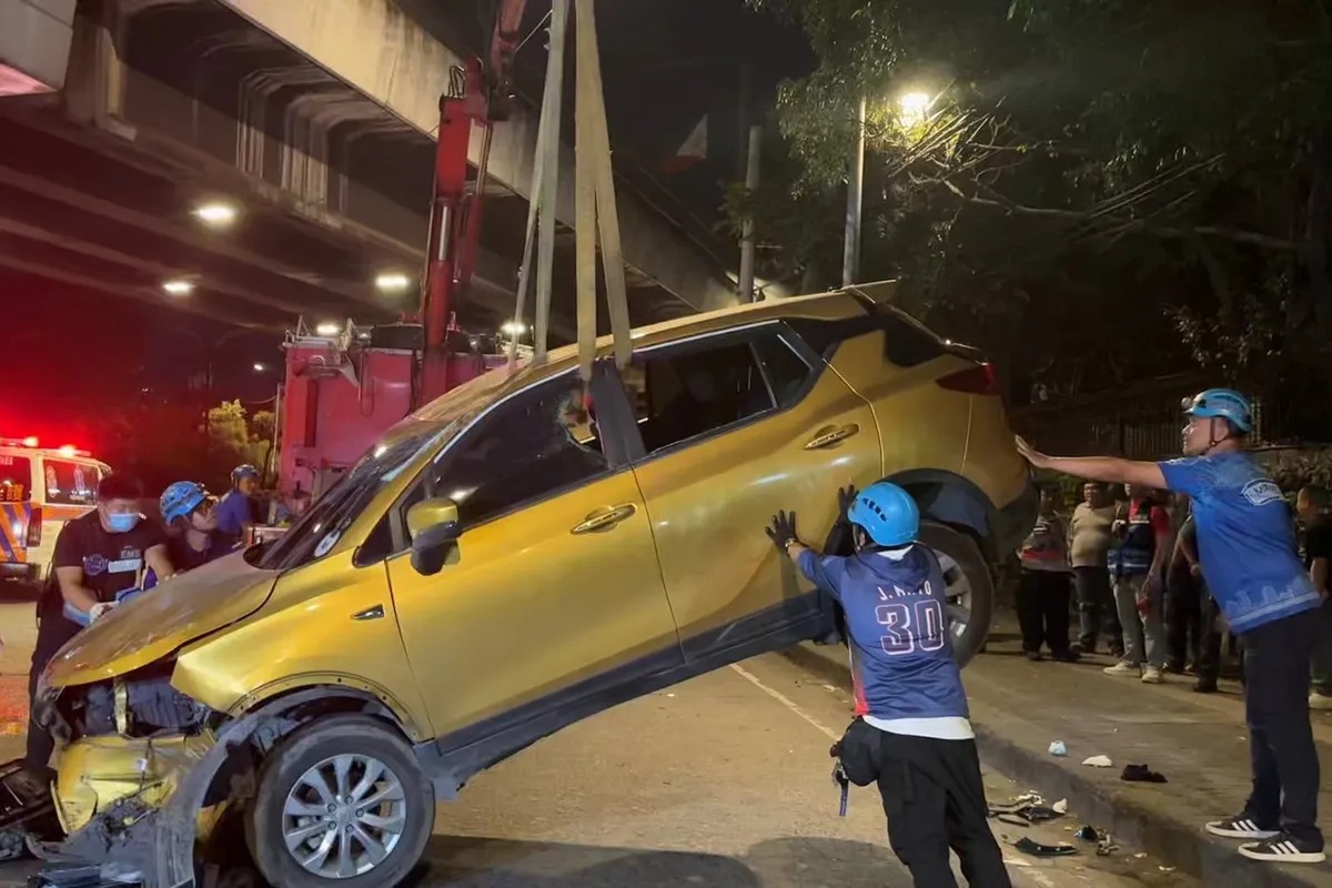Rider sugatan matapos bumangga sa SUV na sumalpok sa poste ng LRT | ABS-CBN News