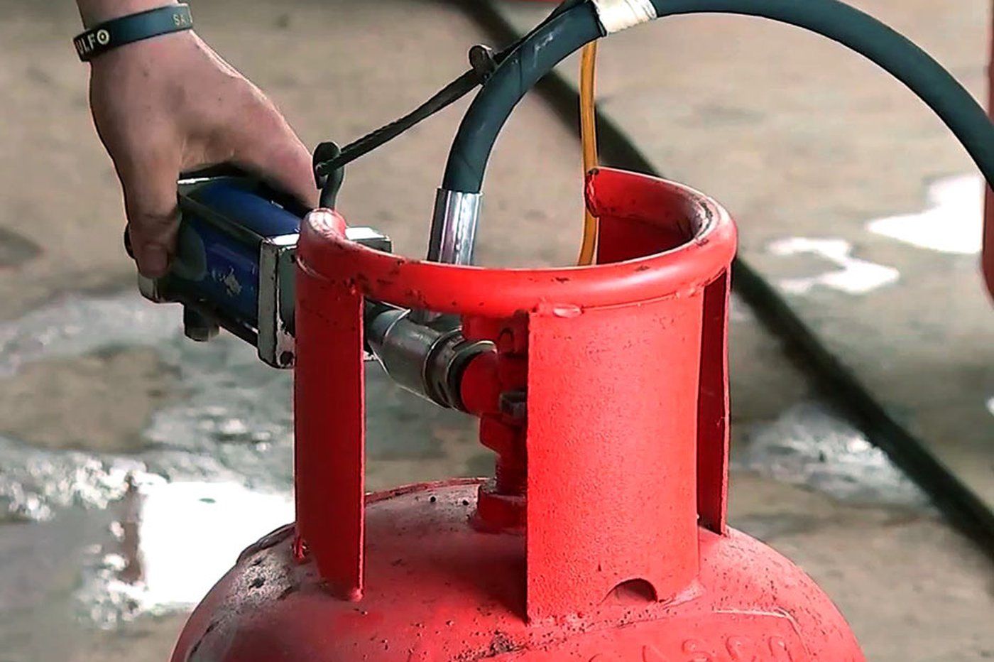 Bawas-presyo sa LPG ipinatupad ngayong Biyernes | ABS-CBN News Bawas-presyo sa LPG ipinatupad ngayong Biyernes | ABS-CBN News