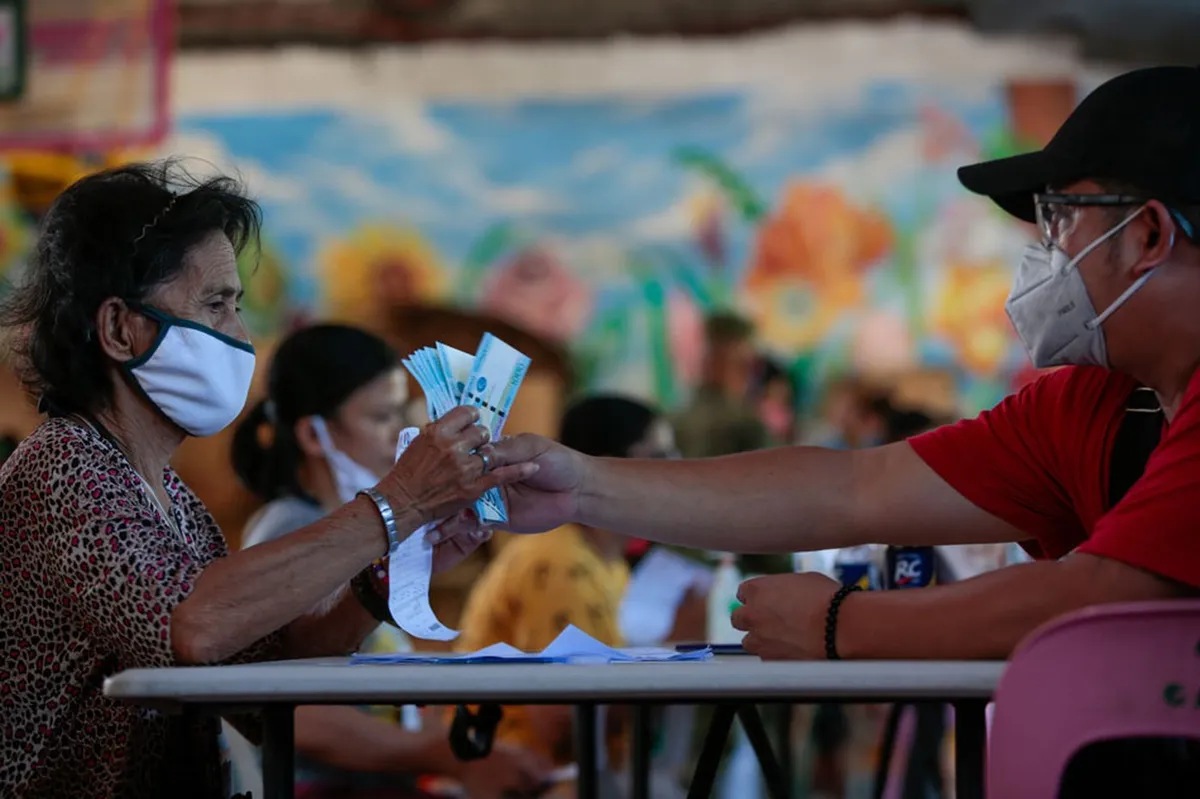 Filipinos divided on whether 'ayuda' distribution during campaign is OK ...