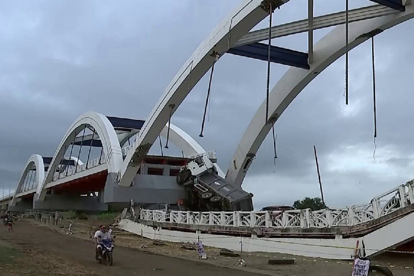 Marcos: Gumuhong tulay sa Isabela mali at mahina ang disenyo | ABS-CBN News