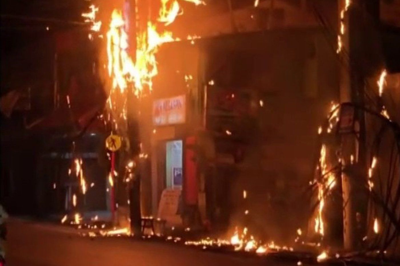 Poste ng kuryente nasunog sa Davao City | ABS-CBN News