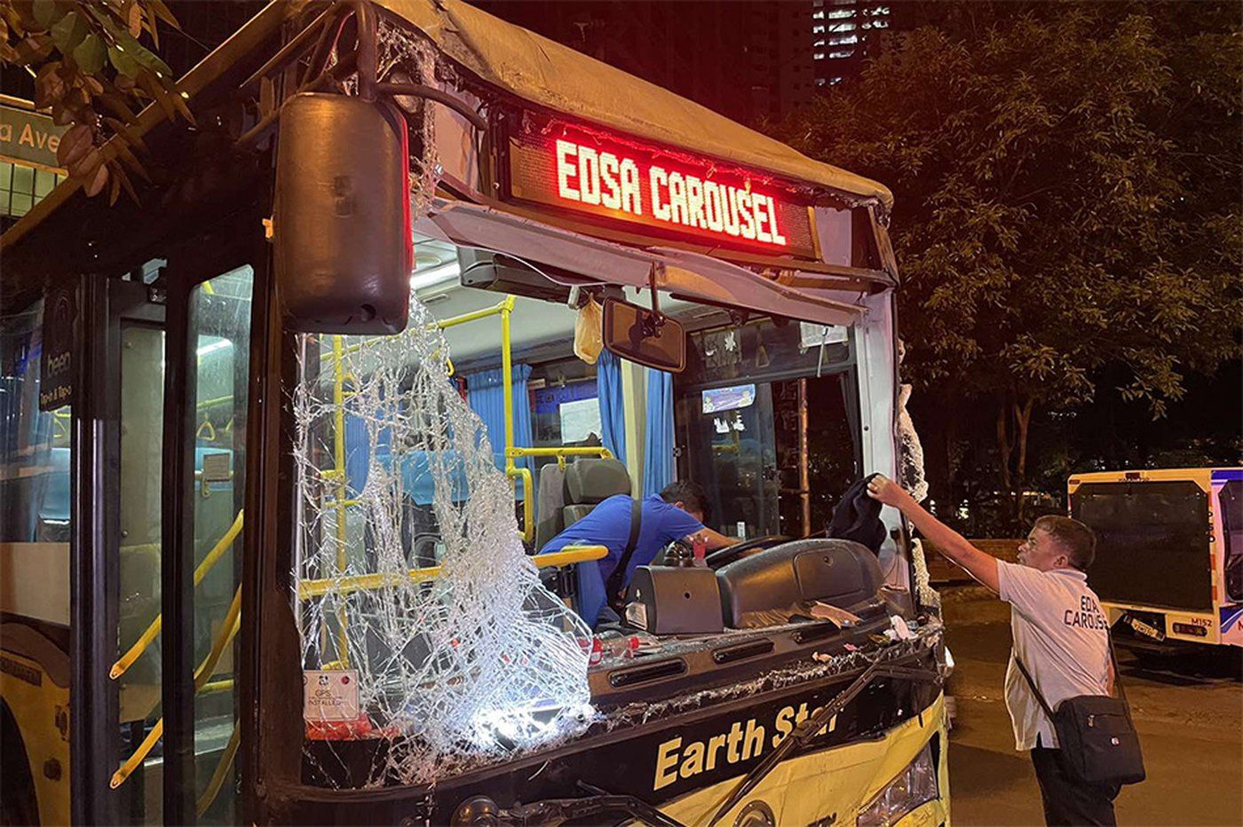 2 bus nagbanggaan sa EDSA Guadalupe; 30 pasahero sugatan | ABS-CBN News