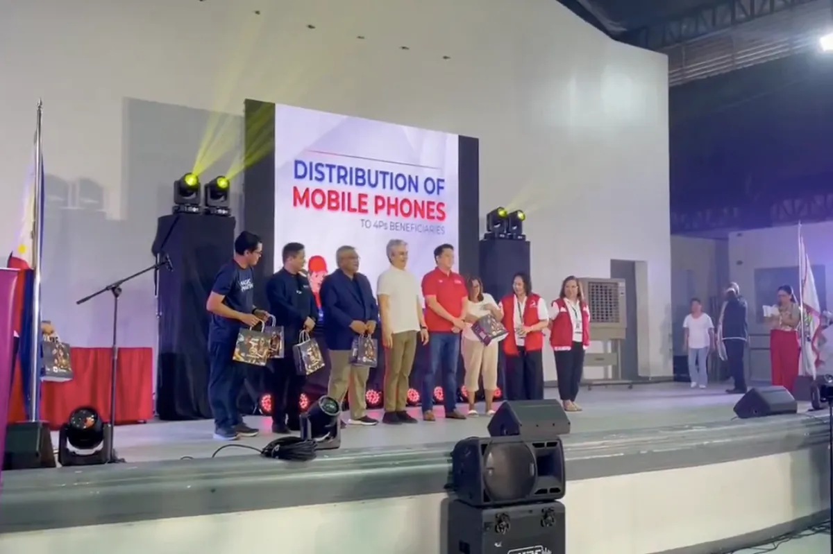 DSWD distributes free smartphones for the poorest 4Ps beneficiaries ...