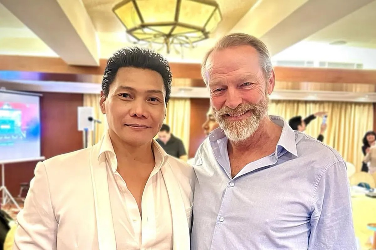 Mon Confiado poses with lain Glen as ‘Game of Thrones’ actor joins ...