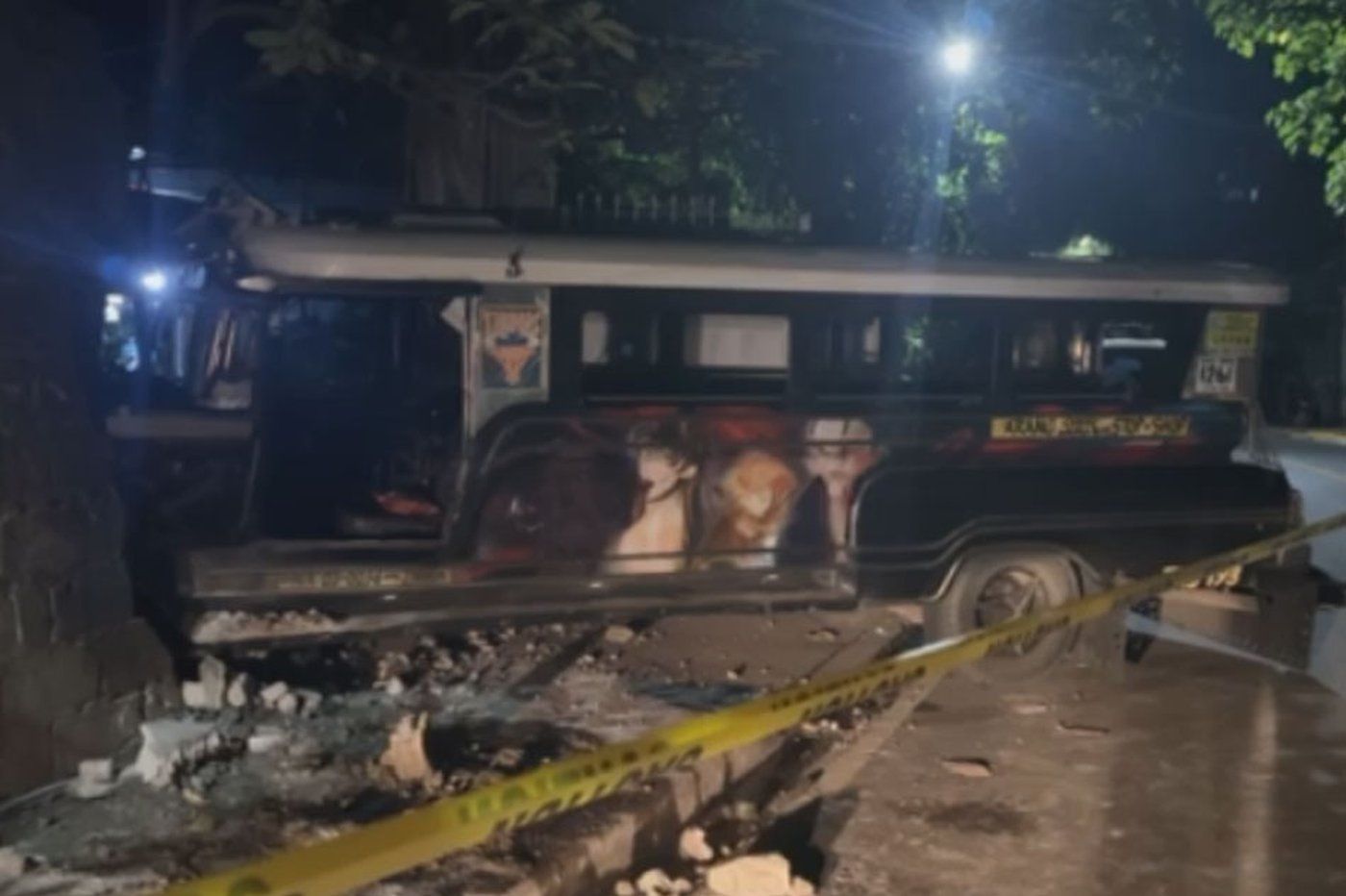 Jeep sumalpok sa pader ng residential compound sa Marikina | ABS-CBN News