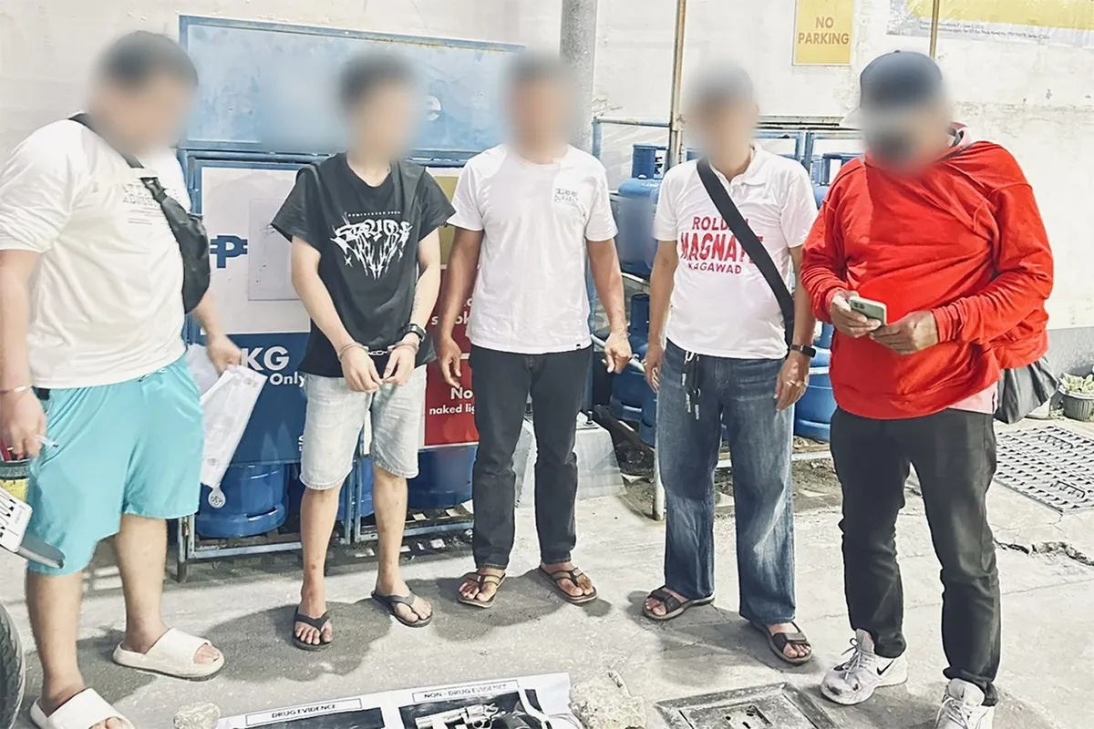 Lalaki nahulihan ng 2 baril at hinihinalang shabu sa Parañaque City | ABS-CBN News