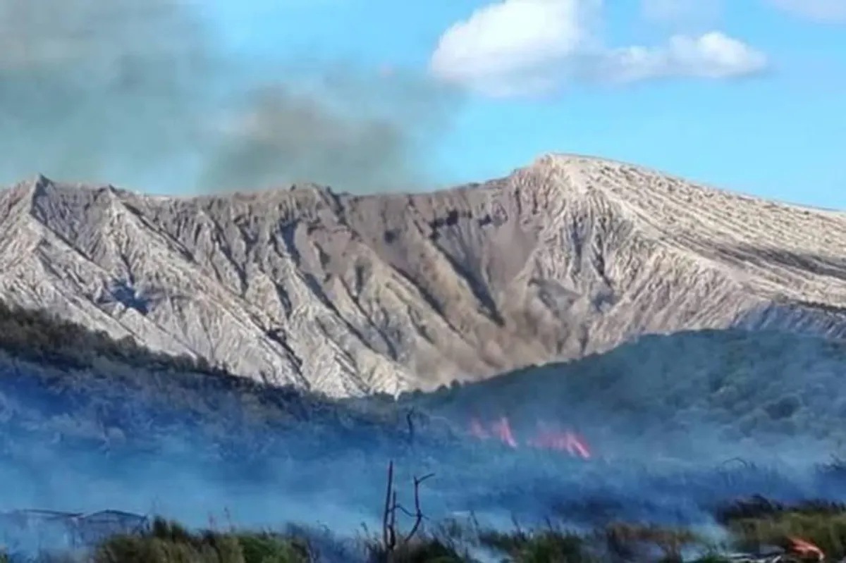 Grass fire sa Taal Volcano Island naapula matapos ang 21 oras | ABS-CBN ...