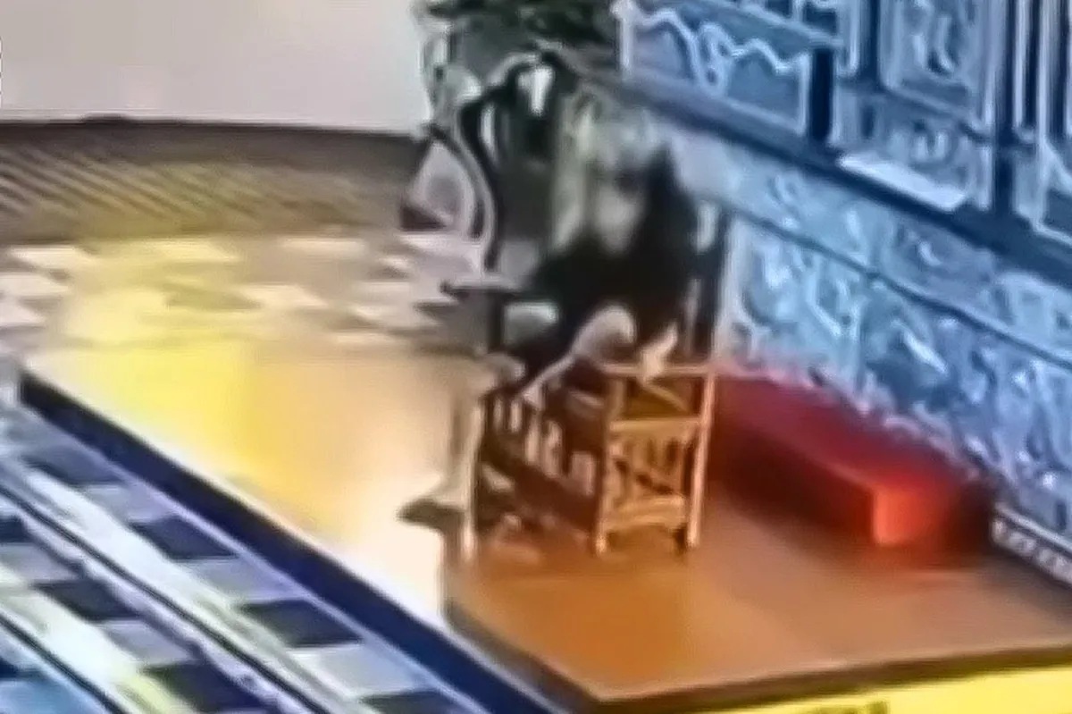 TV PATROL: Rider nagmotorsiklo sa loob ng Taal Basilica, umupo malapit ...