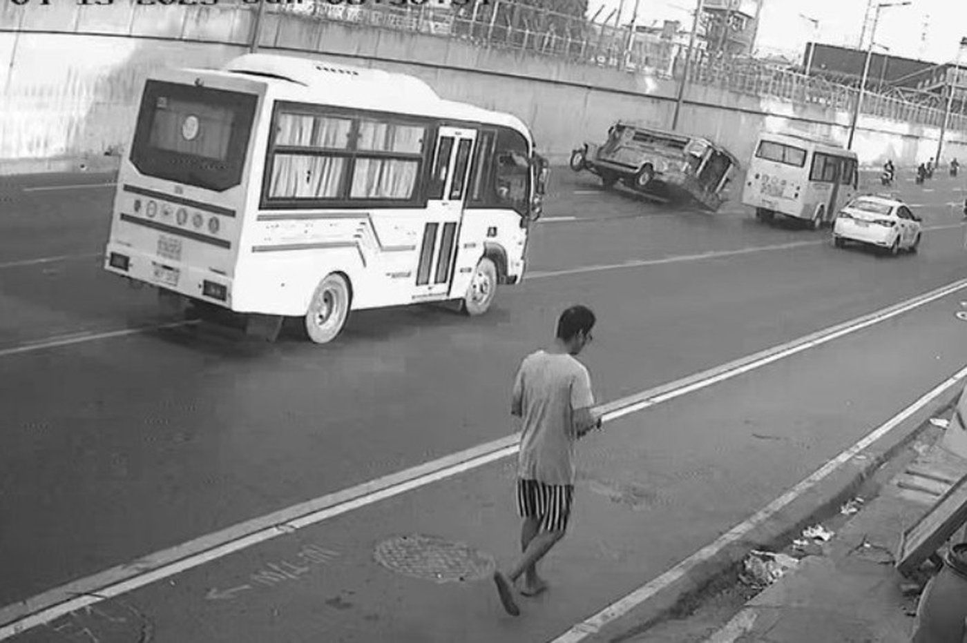 2 dead, 16 injured after jeepney turns turtle on Commonwealth Ave. in ...