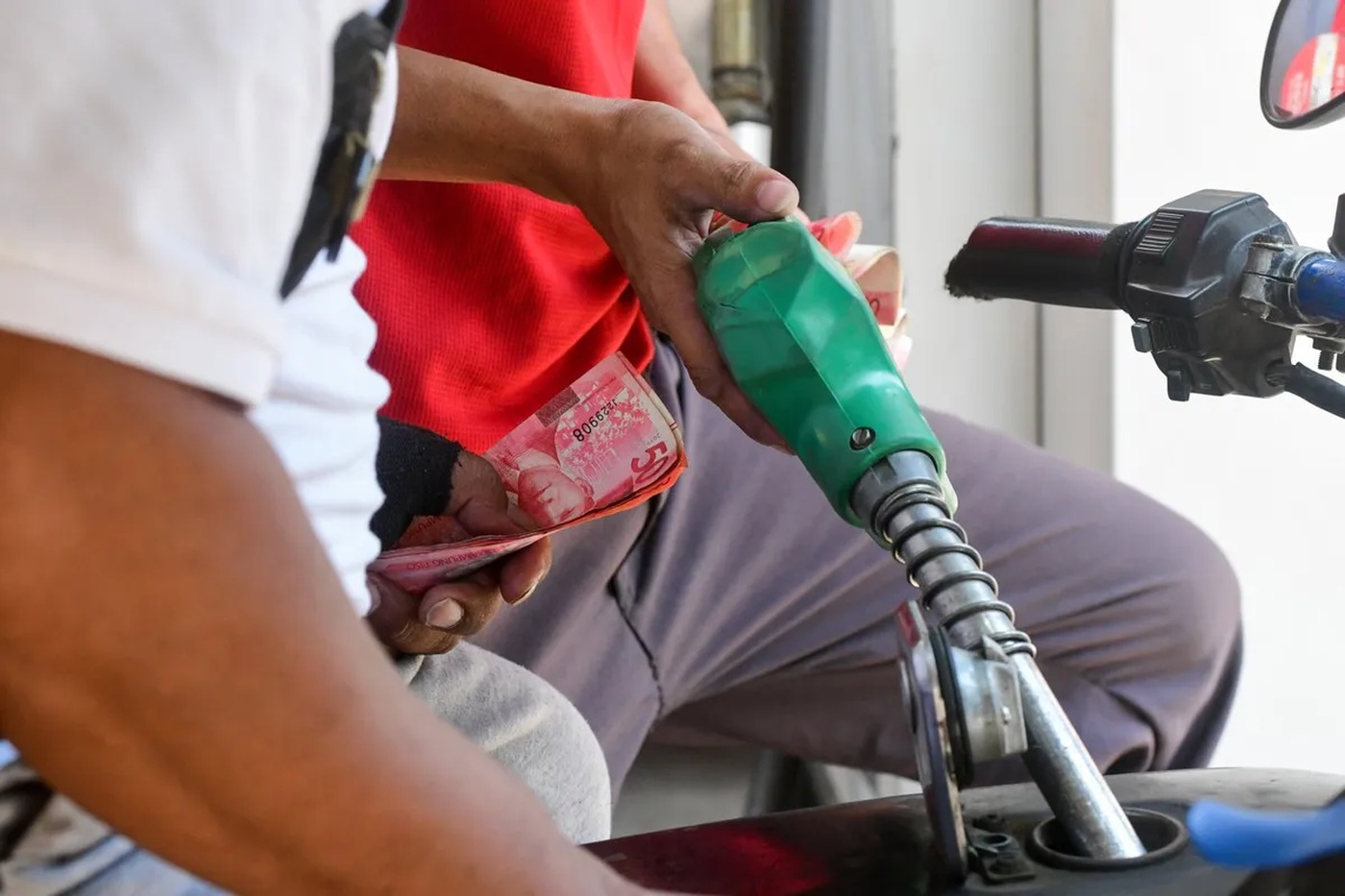 Gasoline prices drop nearly P4/liter during Holy Week | ABS-CBN News