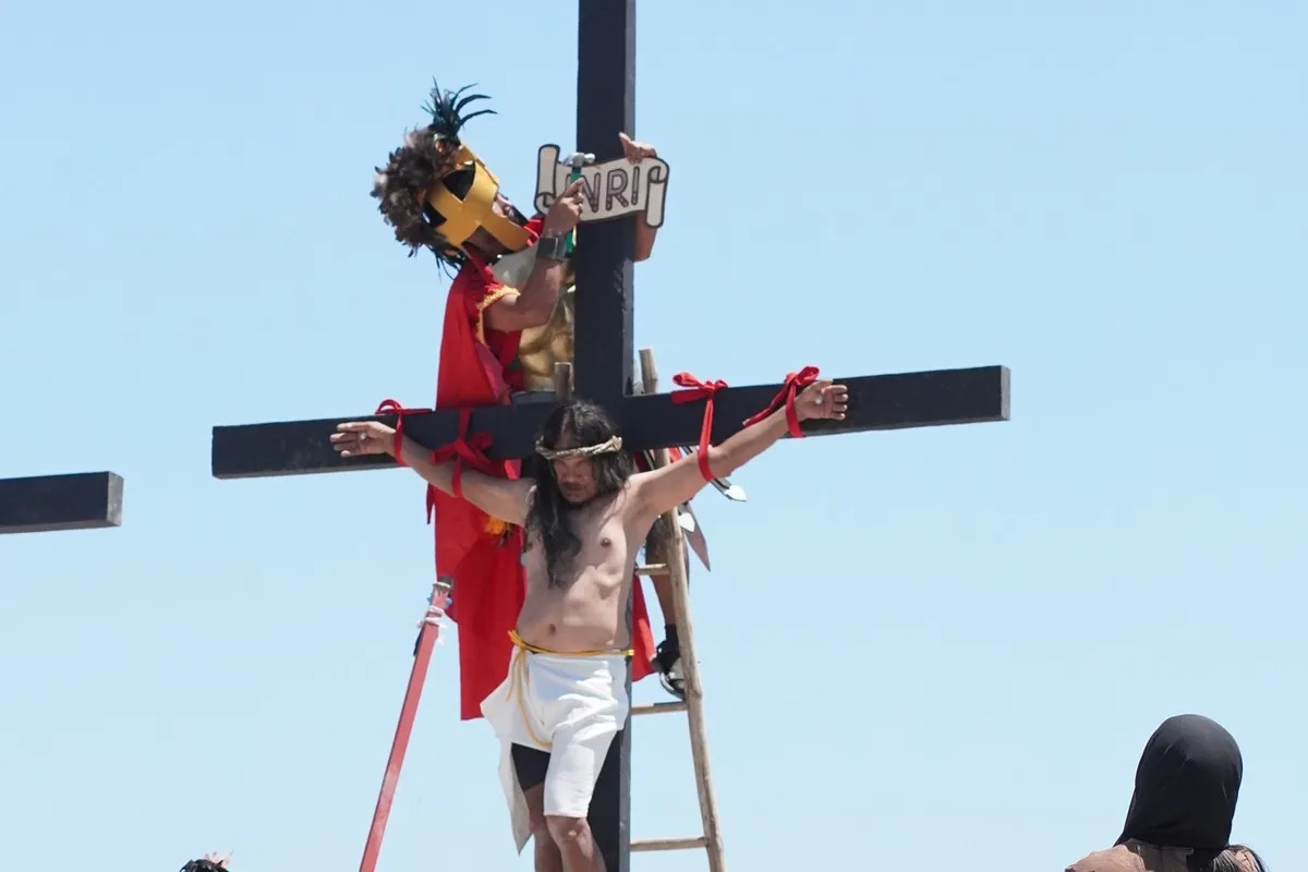IN PHOTOS: Ruben Enaje's final crucifixion | ABS-CBN Lifestyle