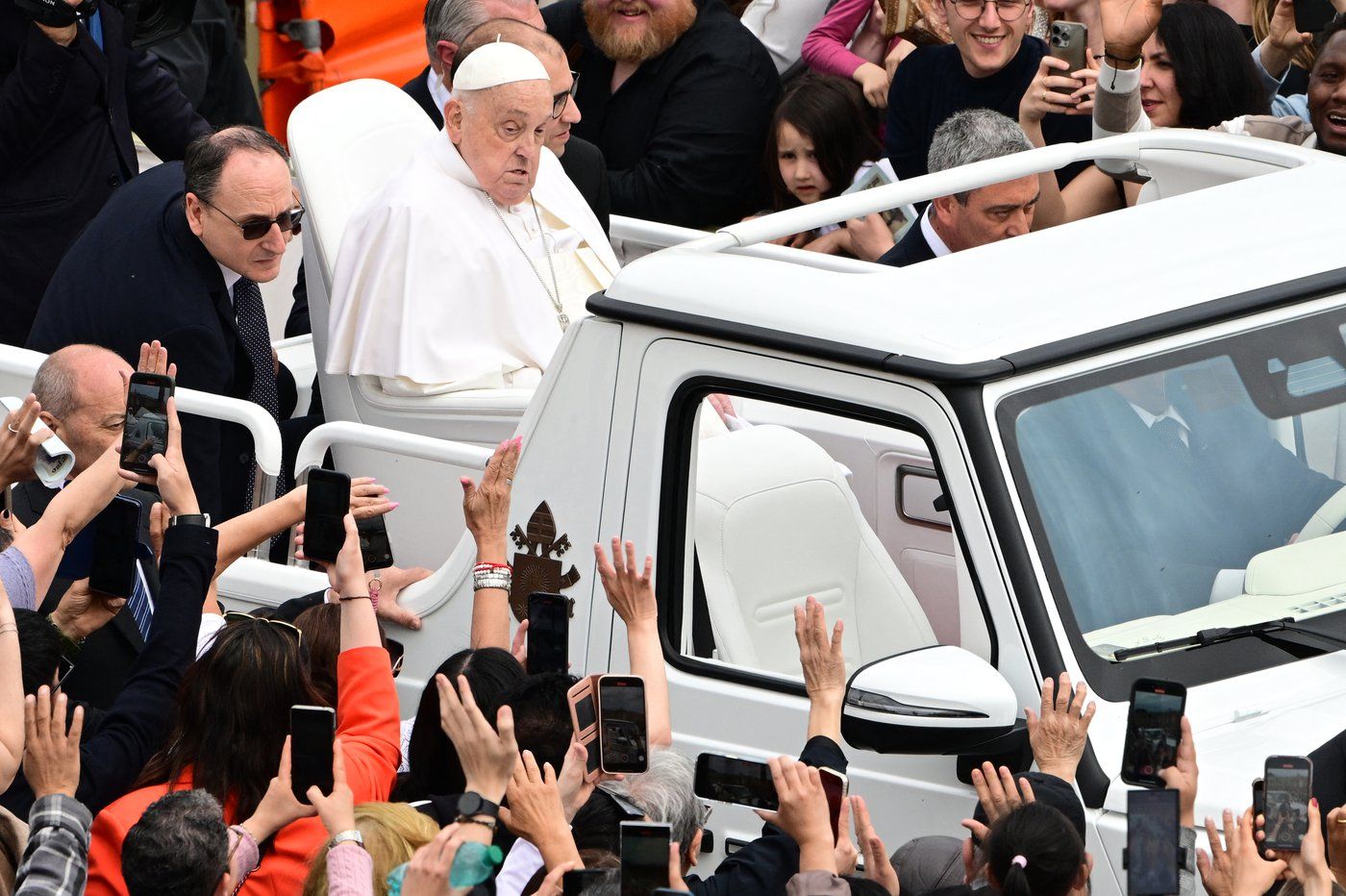 Frail Pope Francis takes to popemobile to greet Easter crowd | ABS-CBN News