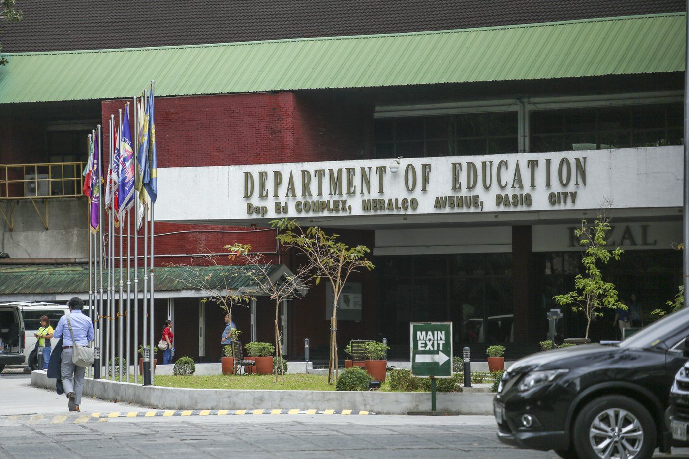 Deped removes Antique school principal in viral toga ban | ABS-CBN News