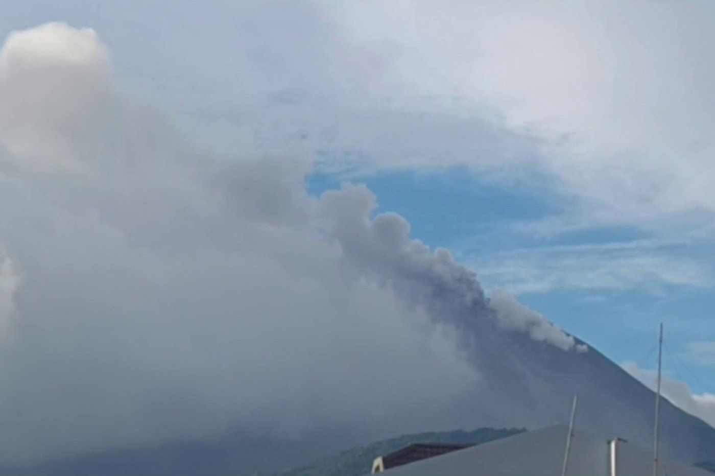 TV PATROL: Bulkang Bulusan muling nagbuga ng abo; 74,000 apektado | ABS ...