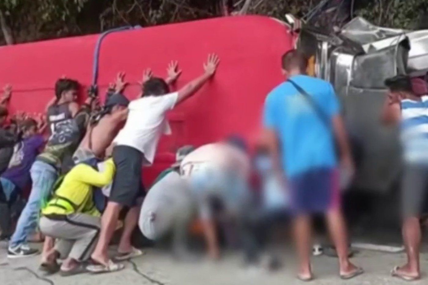 TV PATROL: 3 sugatan nang mahulog sa bangin ang isang jeep sa Pagbilao ...