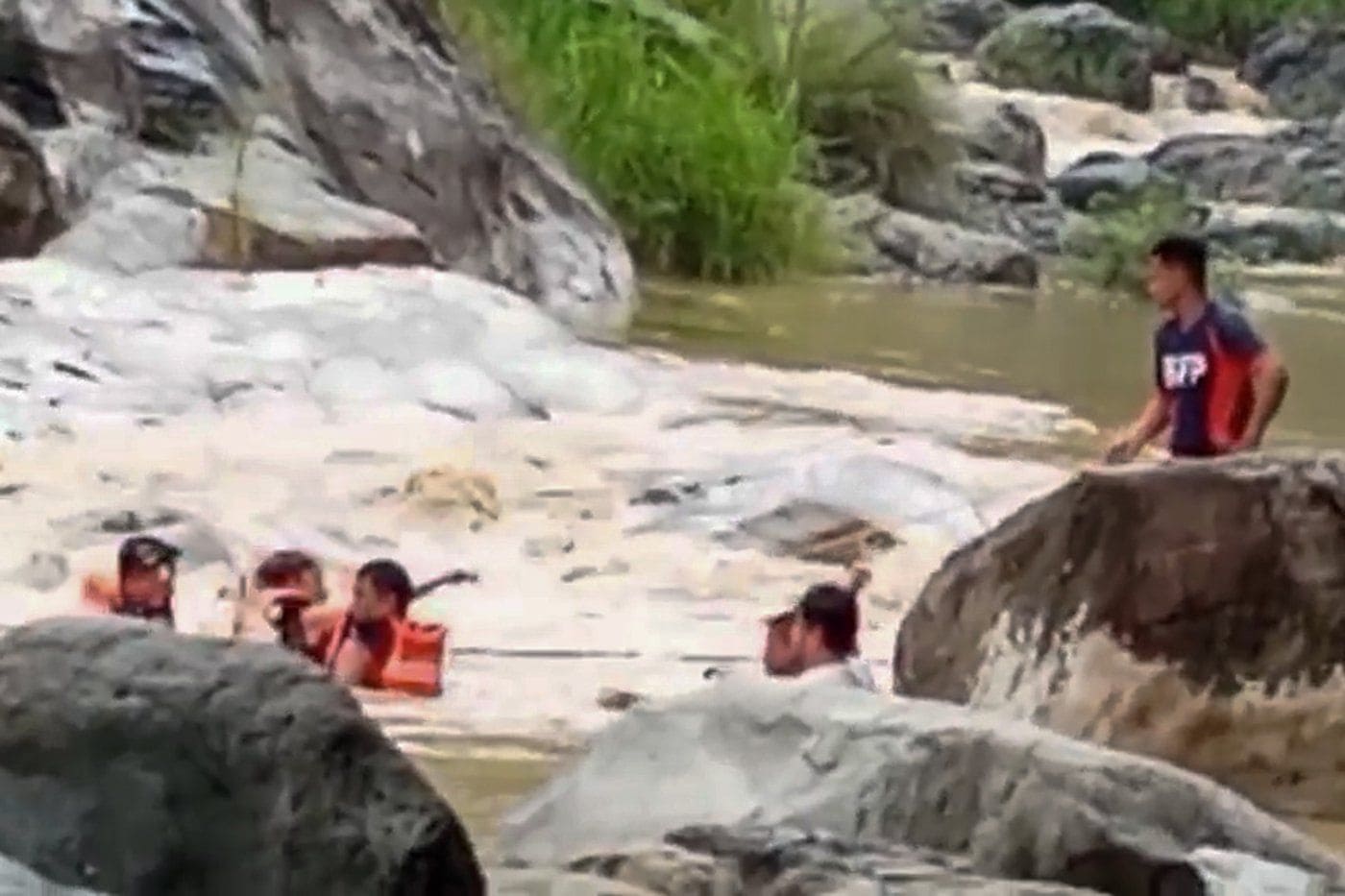 Mga nagpipicnic sinagip sa biglang pagragasa ng tubig ng ilog sa Pugo ...