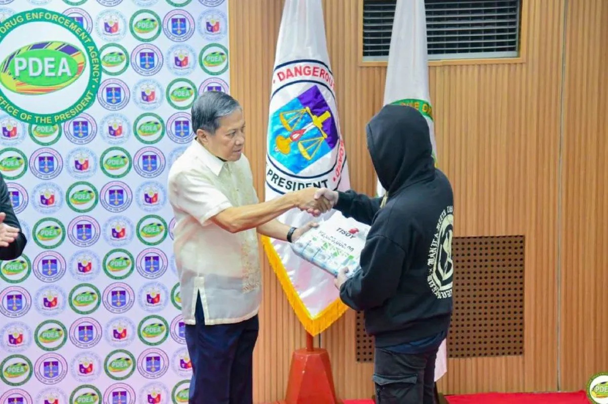 TV PATROL: 8 impormante ng PDEA tumanggap ng pabuya | ABS-CBN News
