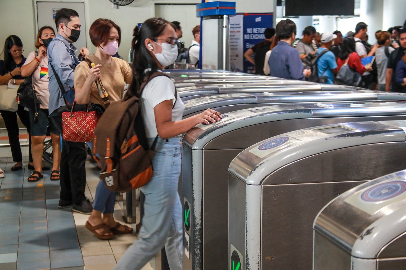 ‘Cashless turnstiles’ in MRT-3, other trains eyed in July – Dizon | ABS ...