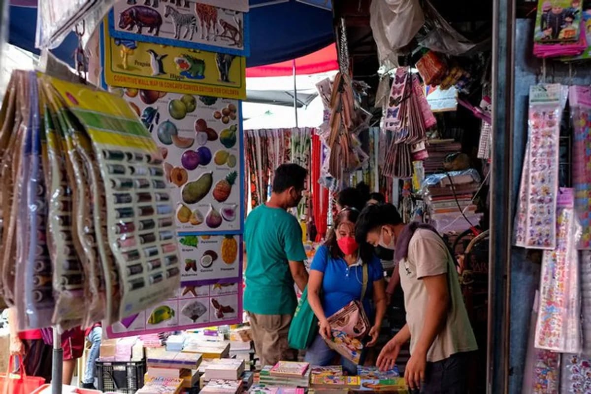TV PATROL: Ilang mamimili maagang dumayo sa Divisoria para mamili ng ...