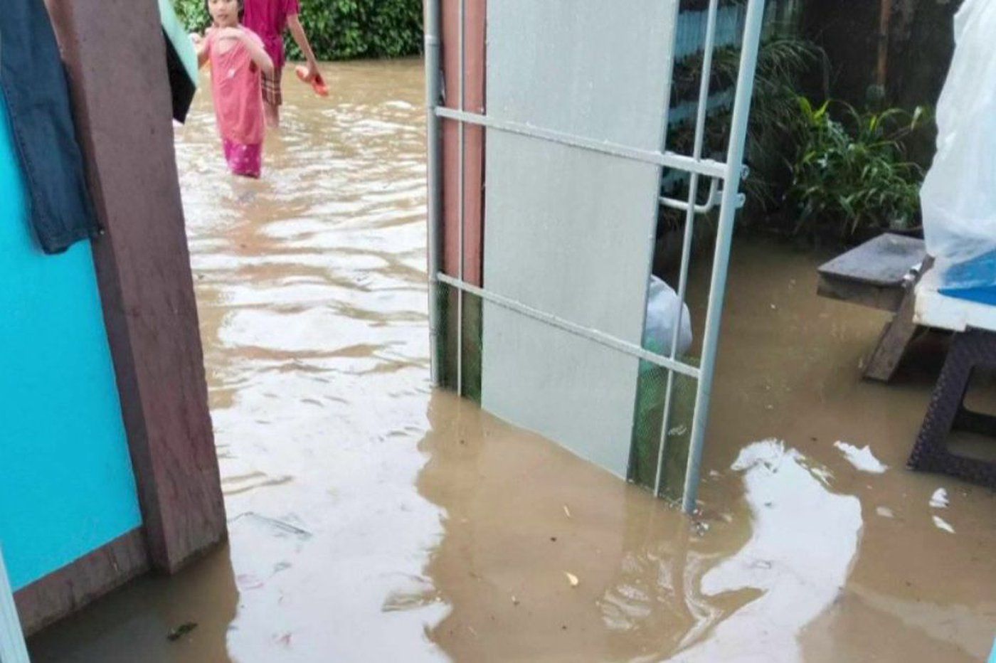 TV PATROL: Ilang bahay sa Las Navas, Northern Samar pinasok ng baha ...