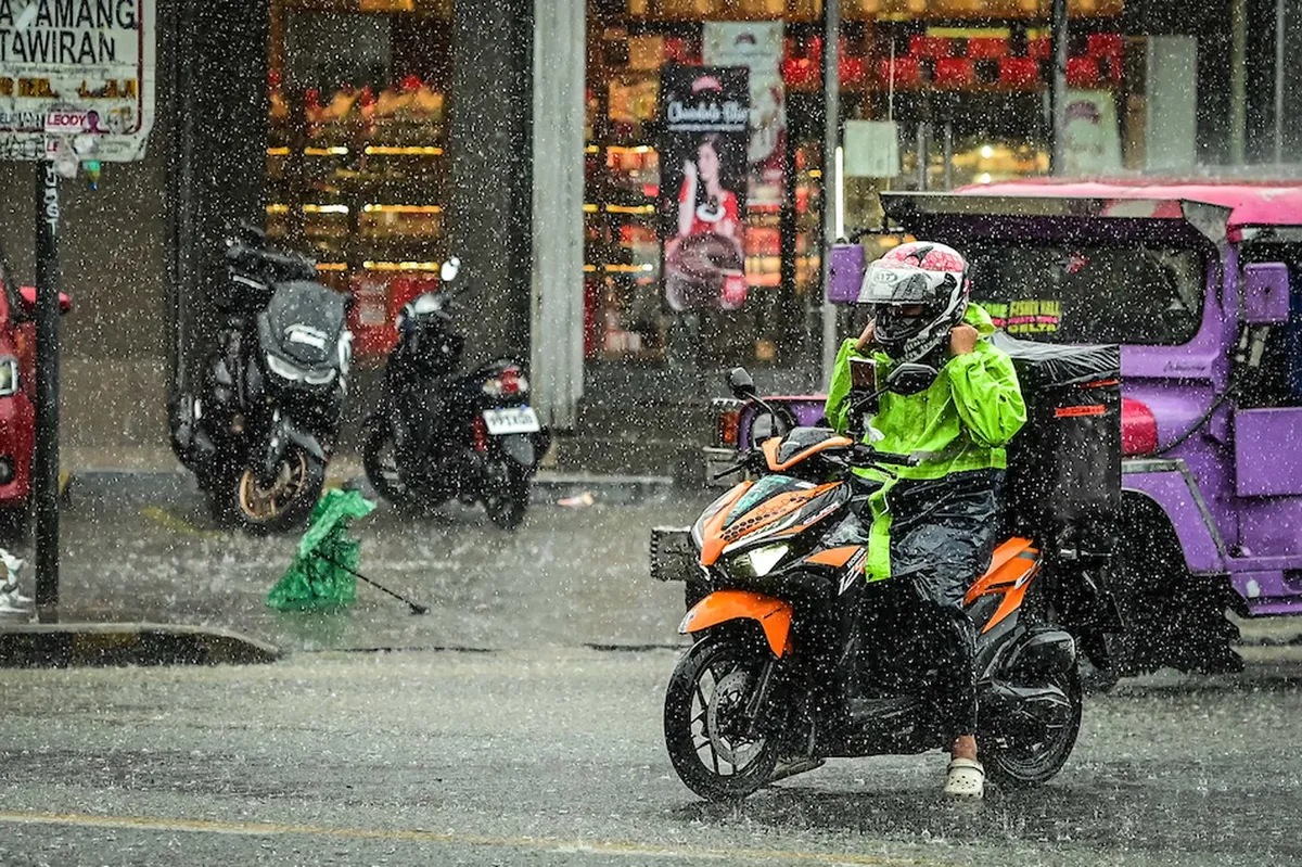 Southwest monsoon affects Luzon as rainy season starts | ABS-CBN News