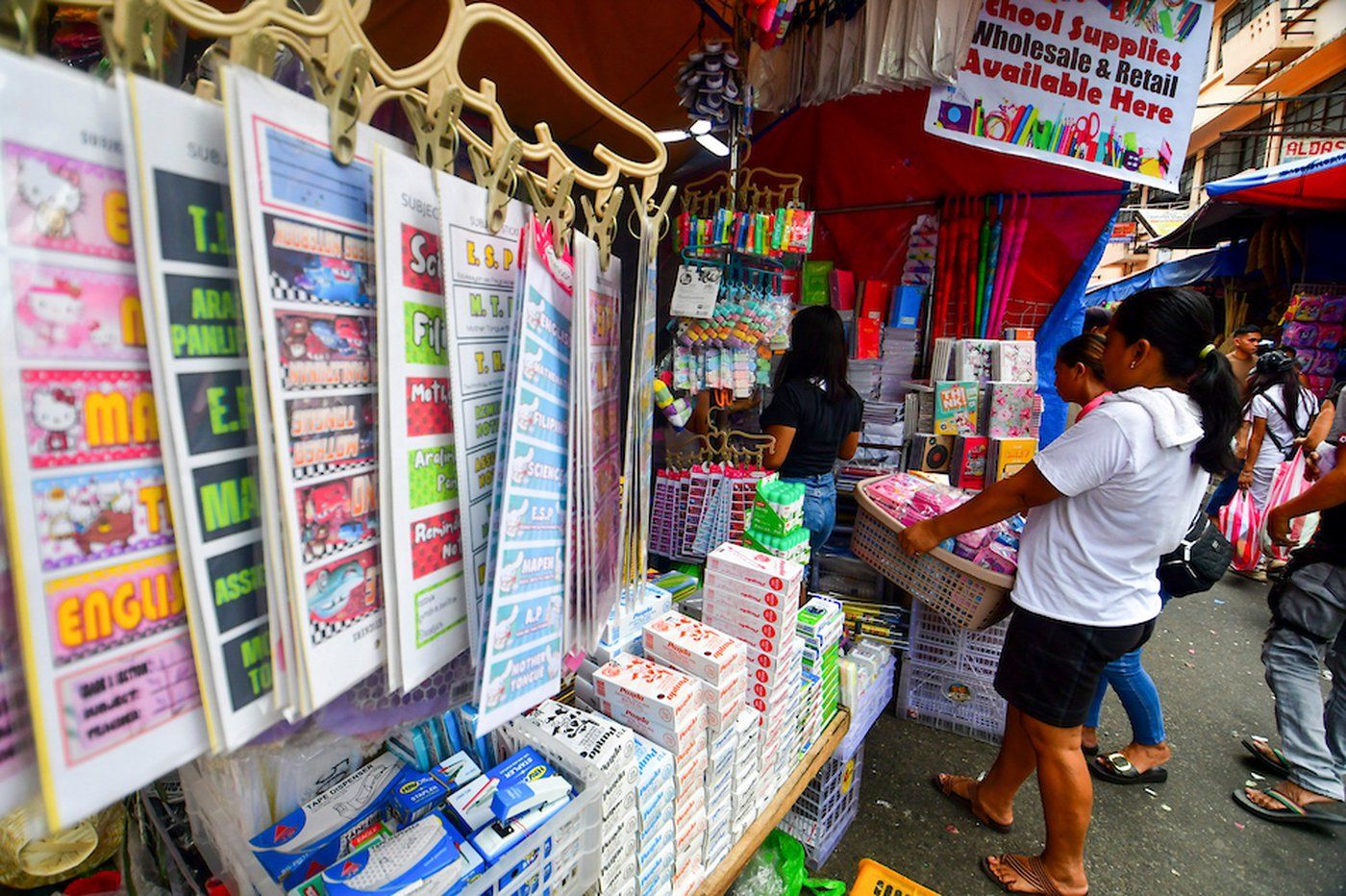 TV PATROL: School supplies, mga gamit sa tag-ulan mabenta sa Divisoria ...