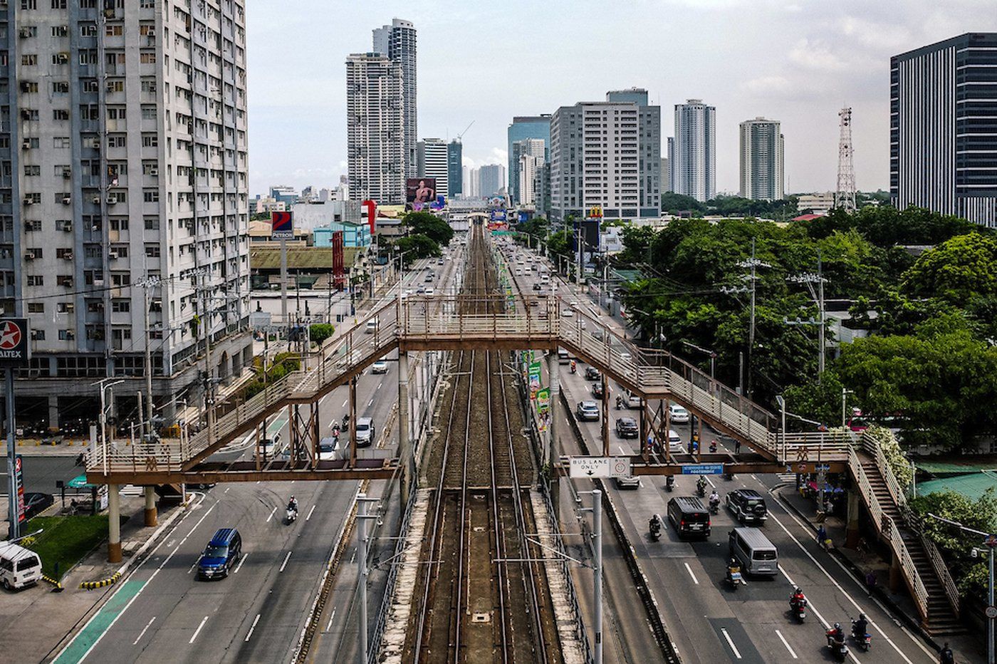 'Paspasan talaga': DOTr eyes replacement to 'Mt. Kamuning' footbridge ...