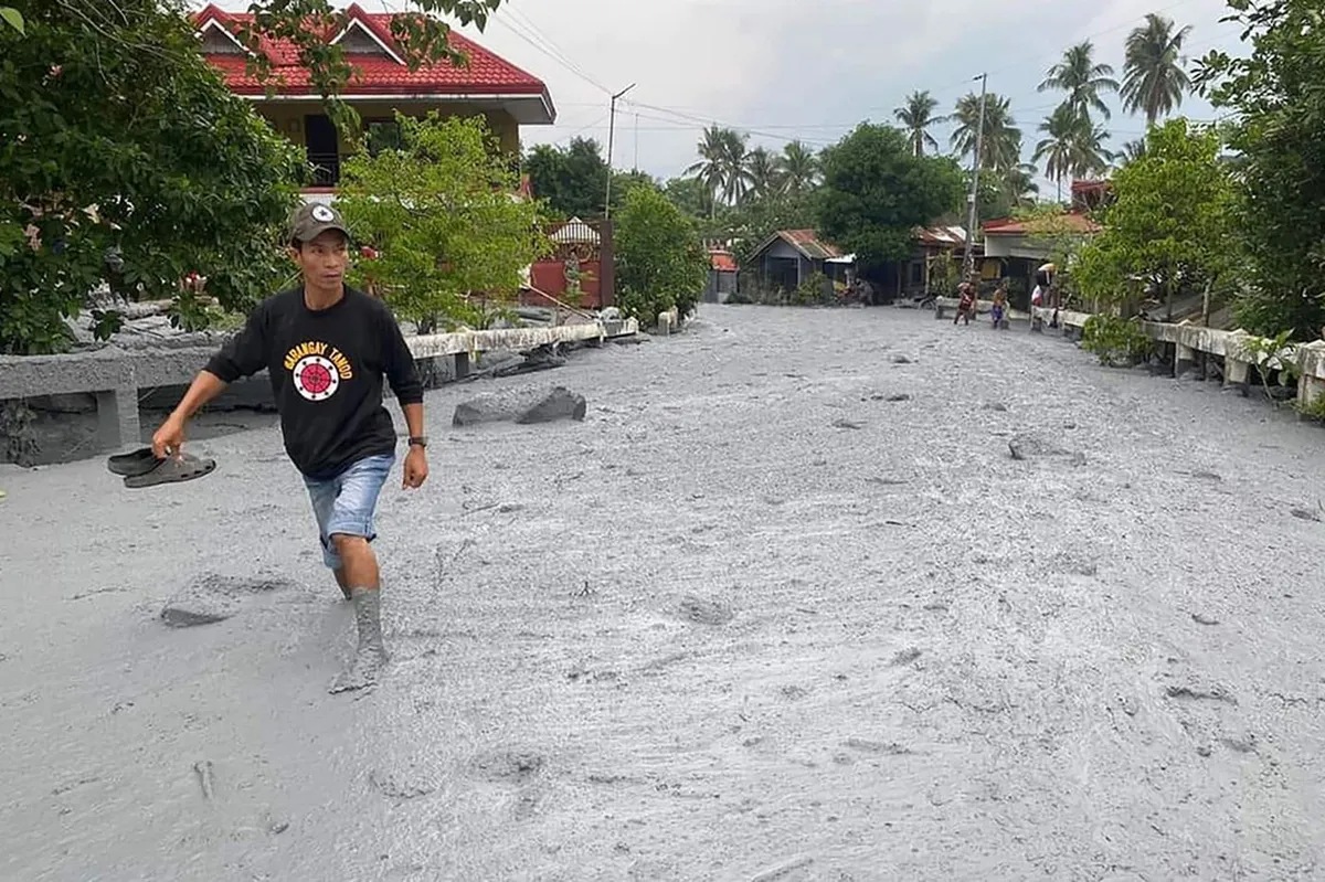 Phivolcs warns of lahar flows near Kanlaon volcano | ABS-CBN News