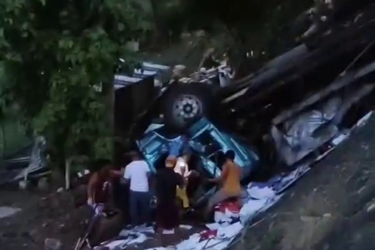 Truck, nahulog sa bangin sa Nueva Vizcaya | ABS-CBN News
