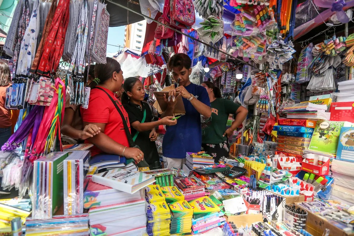 TV PATROL: Murang school supplies dinagsa sa Divisoria bago ang balik-eskwela | ABS-CBN News