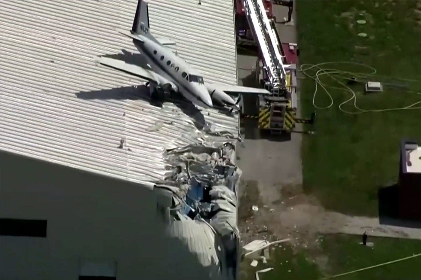 Plane crashes into hangar roof at Kansas airport, injuring 2 | ABS-CBN News