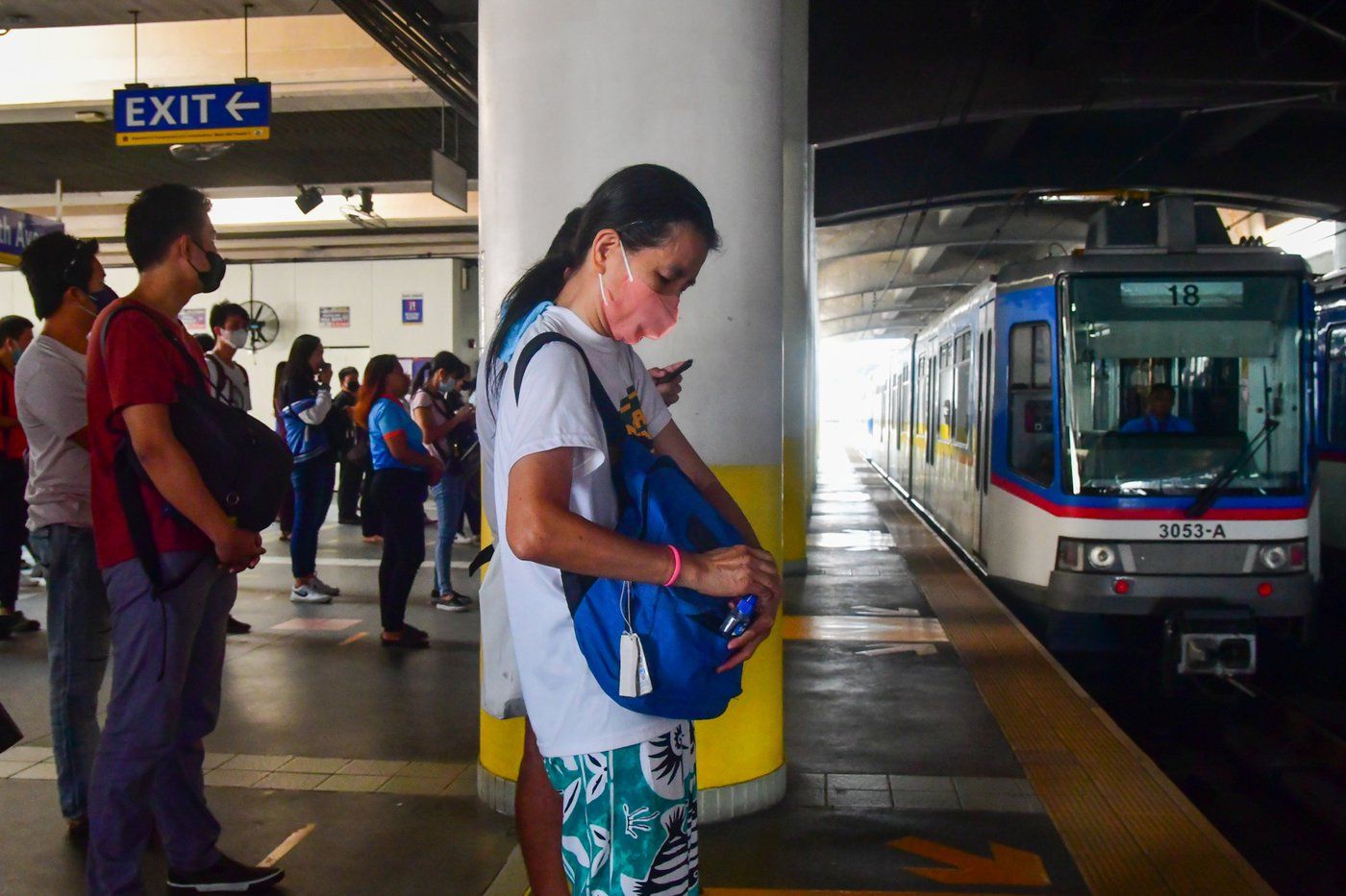 TV PATROL: MRT-3 sandaling natigil ang operasyon dahil sa nasunog na ...