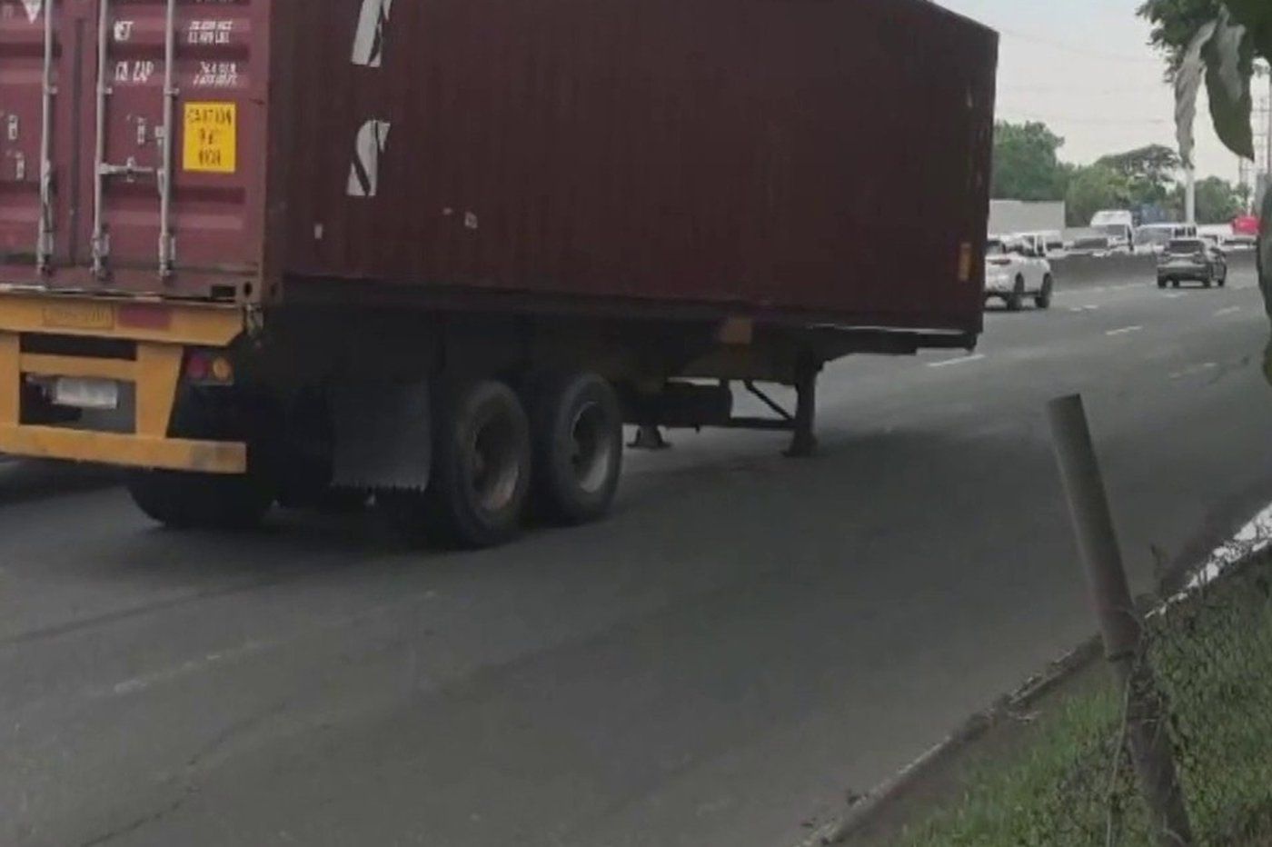 TV PATROL: 1 patay, 6 sugatan sa sa pagsabit ng truck sa tulay sa NLEX Marilao | ABS-CBN News