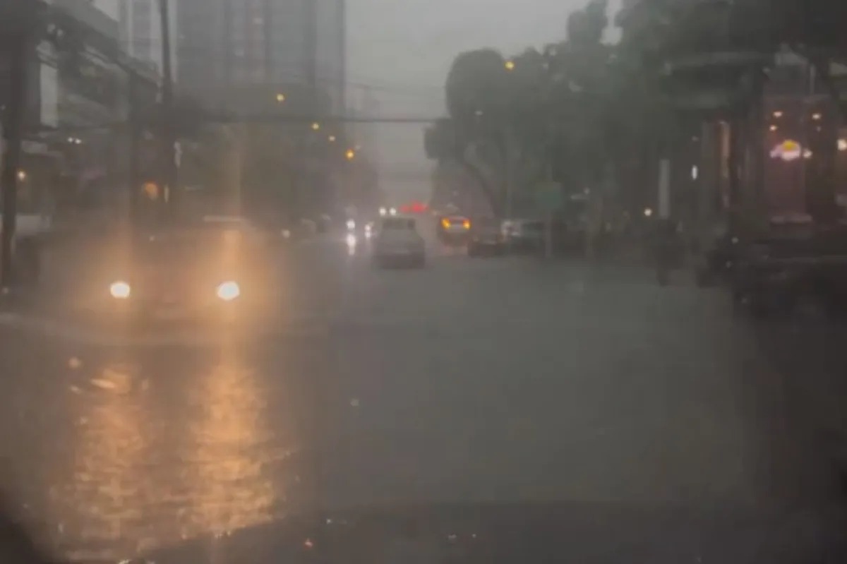 Floods swamp several roads in Metro Manila amid heavy downpour | ABS-CBN News