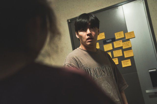 Kang Ha-neul hears mysterious noises in thriller film 'Wall to Wall ...