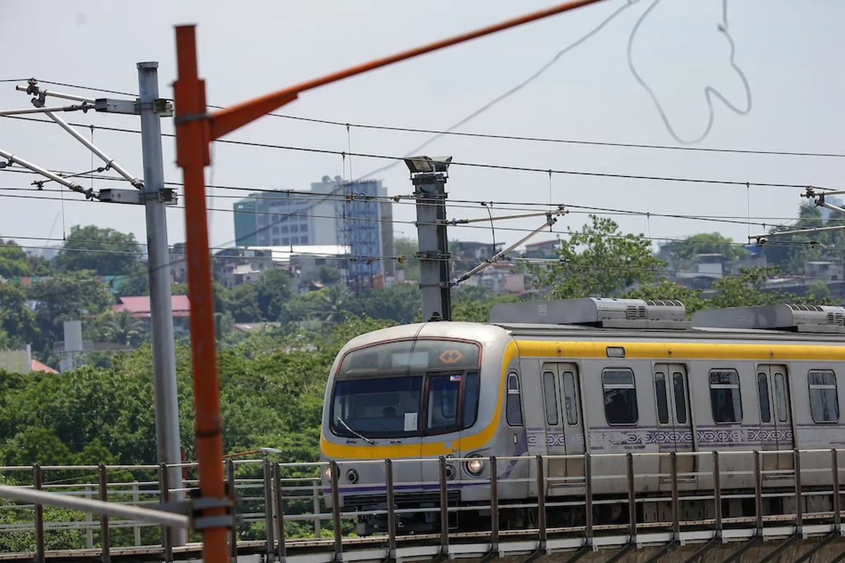 Gov't buses deployed for LRT-2 passengers from Antipolo to Cubao ...