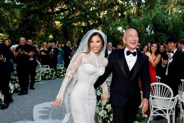 Jeff Bezos and Lauren Sanchez Are Married—Here's a Glimpse of Their ...