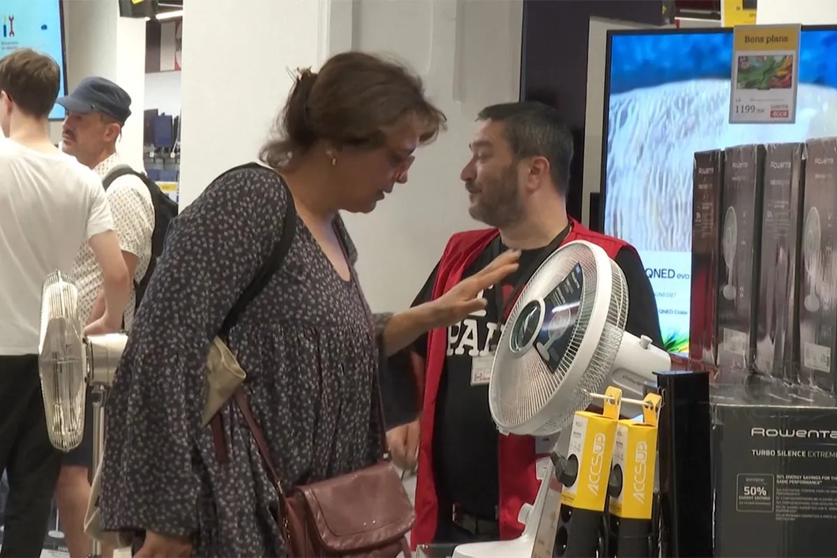 Electric fan mabenta sa Paris dahil sa tinding init | ABS-CBN News