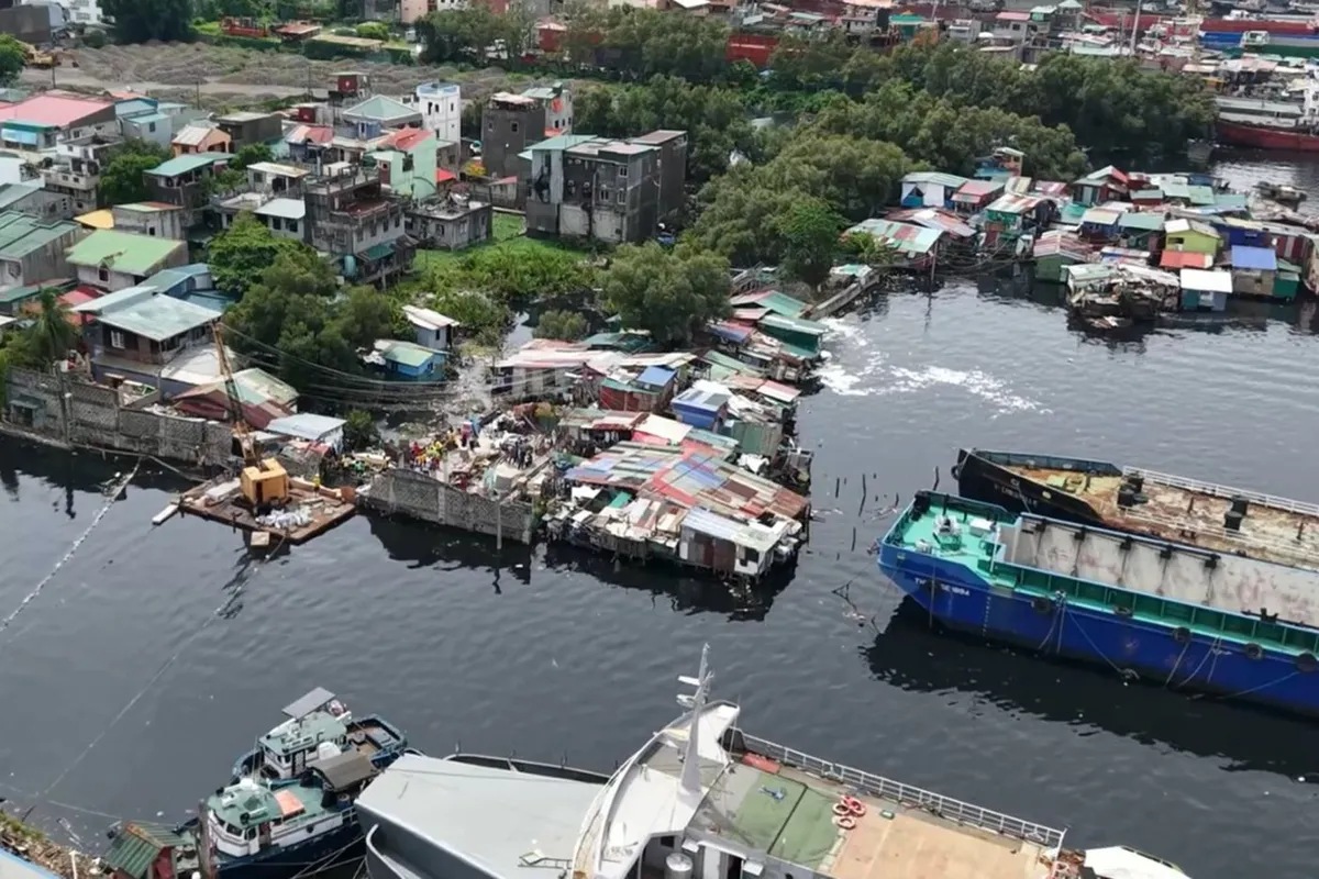 Demolition begins in Navotas after river wall collapse displaces ...