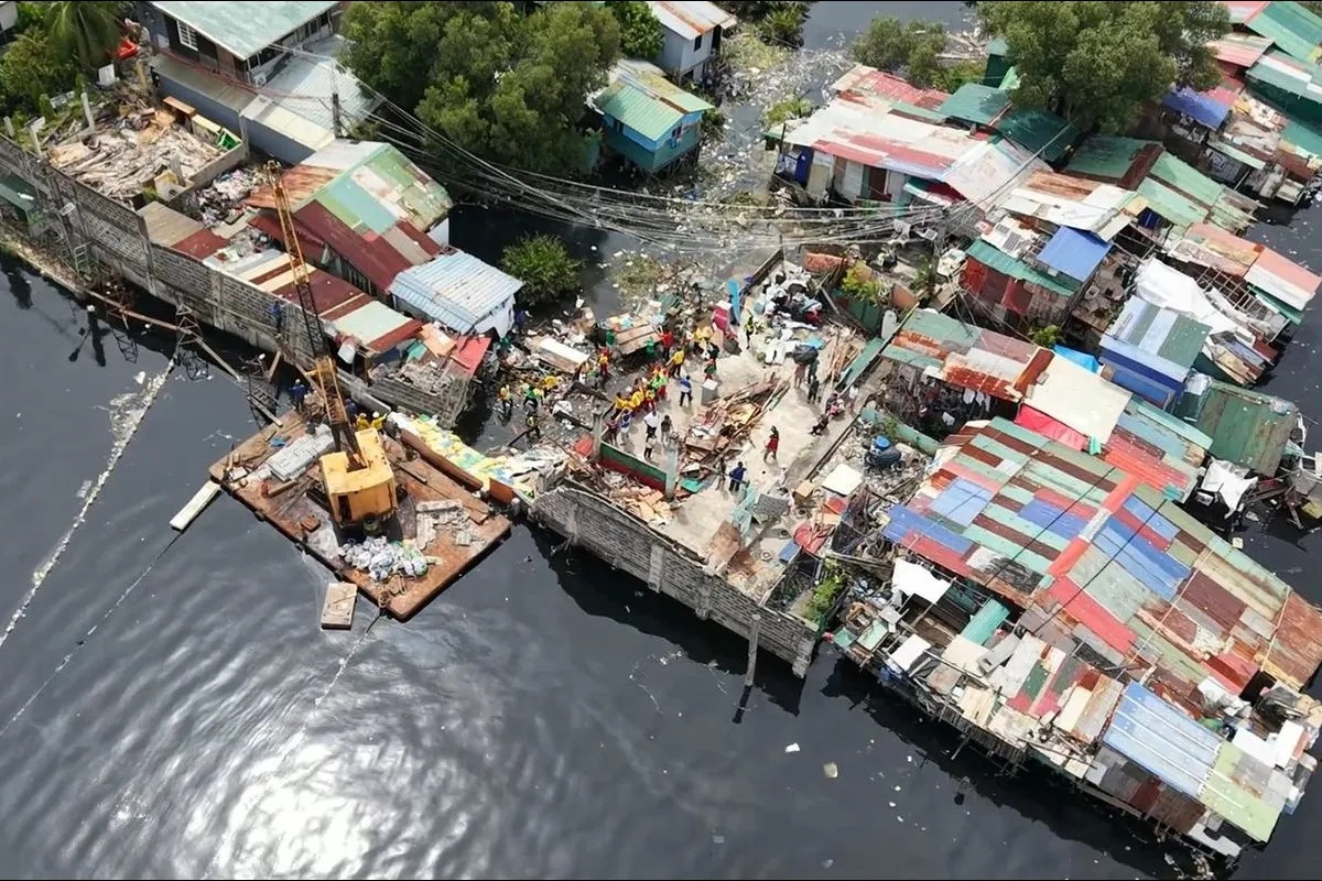 TV PATROL: Gumuhong pader sa Navotas City inaayos na; mga bahay sa tabi nito giniba | ABS-CBN News